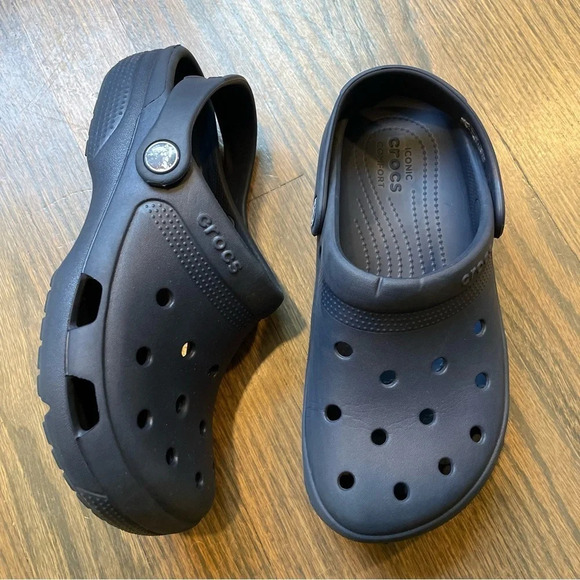 CROCS | Shoes | Crocs Classic Clog In Navy Blue Unisex M4 W6 | Poshmark